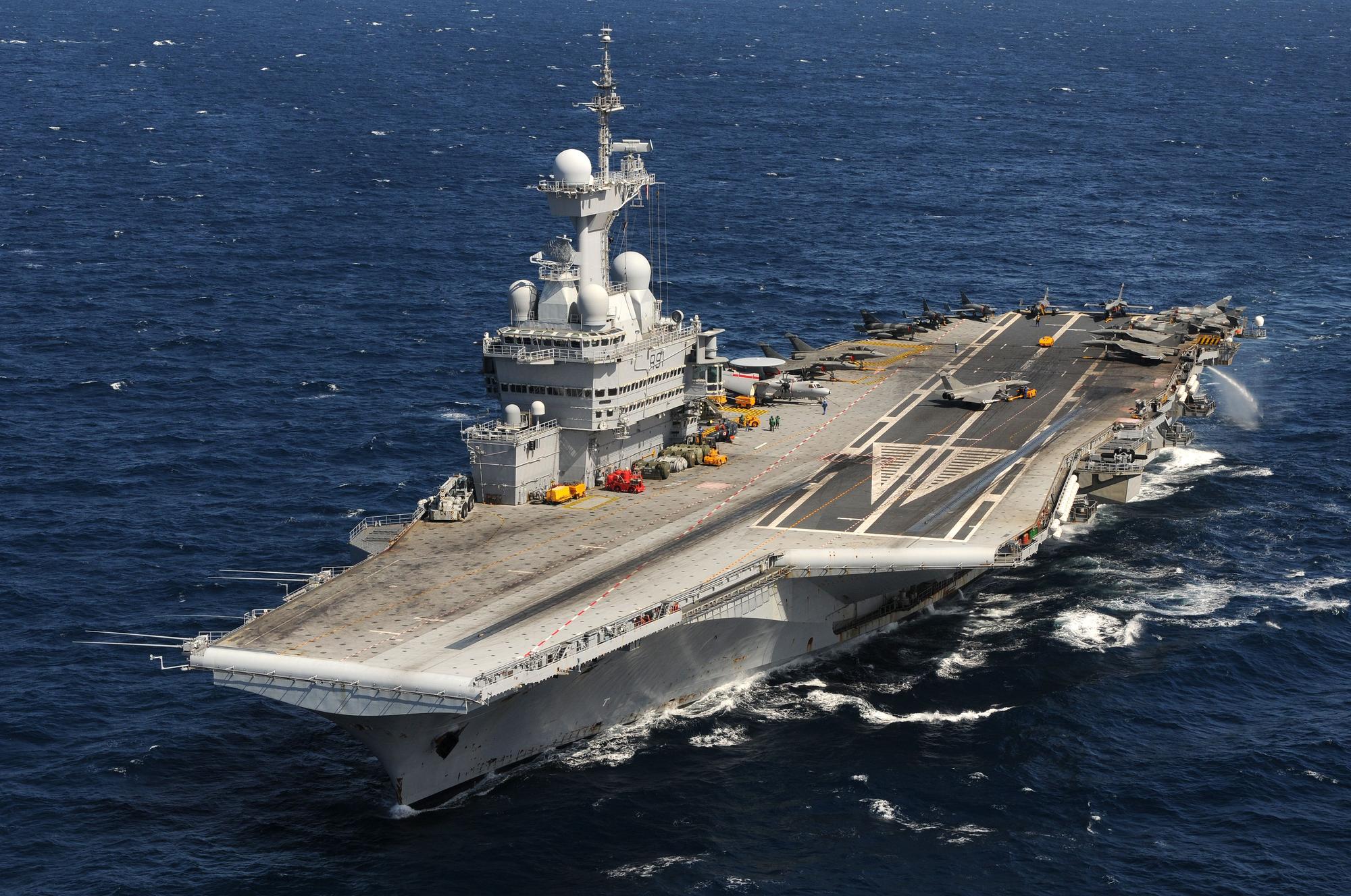 Le Porte avions Charles De Gaulle Au Coeur De L exercice Catamaran 2014