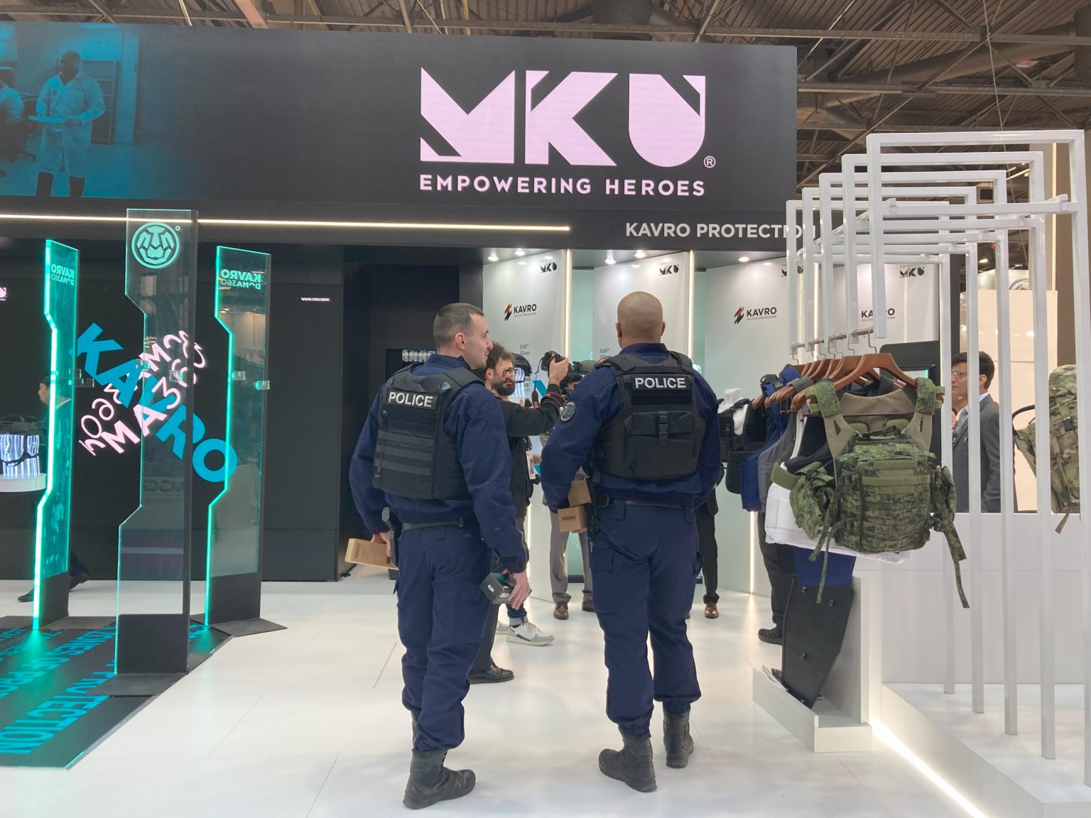 Milipol 2023 : MKU dévoile son casque de protection balistique à 360 ...